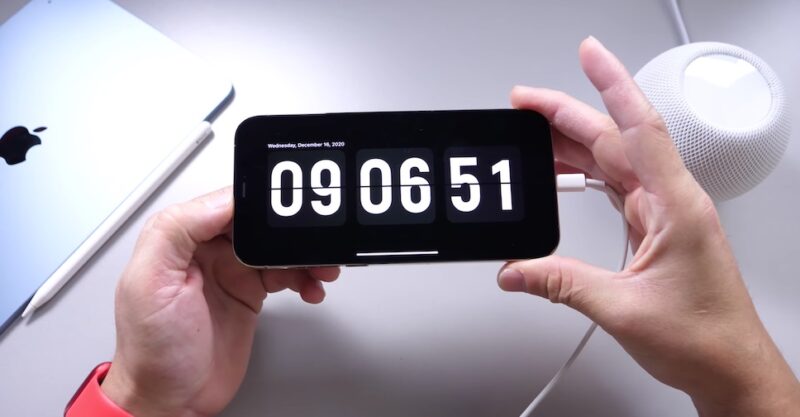 แนะนำแอพ Clock – Digital Flip clock แสดงนาฬิกาบนหน้าจอ iPhone อยู่ ...