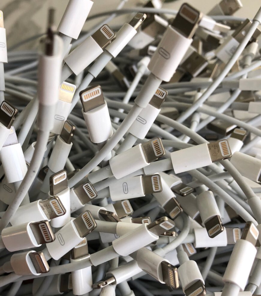 ภาพหลุดสาย Lightning รุ่นทดลองชี้ Apple อาจจะกลับมาใช้สายที่เสียบได้ ...