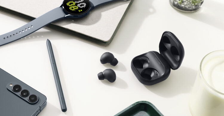 022_ecosystem_galaxy_zfold4_graygreen_spen_watch5_sapphire_buds2pro ...