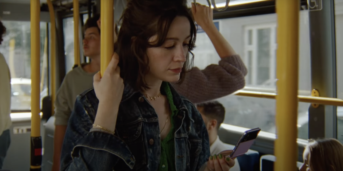 ยอมพับซะดีๆ !! ซัมซุงส่งคลิปใหม่สุดน่ารัก พร้อมชวนทุกคนให้มาสนุกกับโทรศัพท์พับได้กัน – Flashfly ...