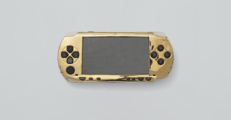 Drake อวด PSP ทองคำมูลค่าราว 640,190 บาท ใน MV ใหม่ ซึ่ง Pharrell ...