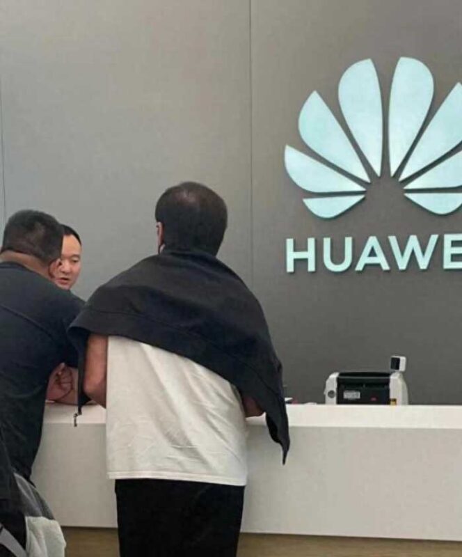 เฉินหลง เดินเข้าไปซื้อ HUAWEI Mate 60 ด้วยตนเองที่ร้านค้าปลีกของ HUAWEI ...